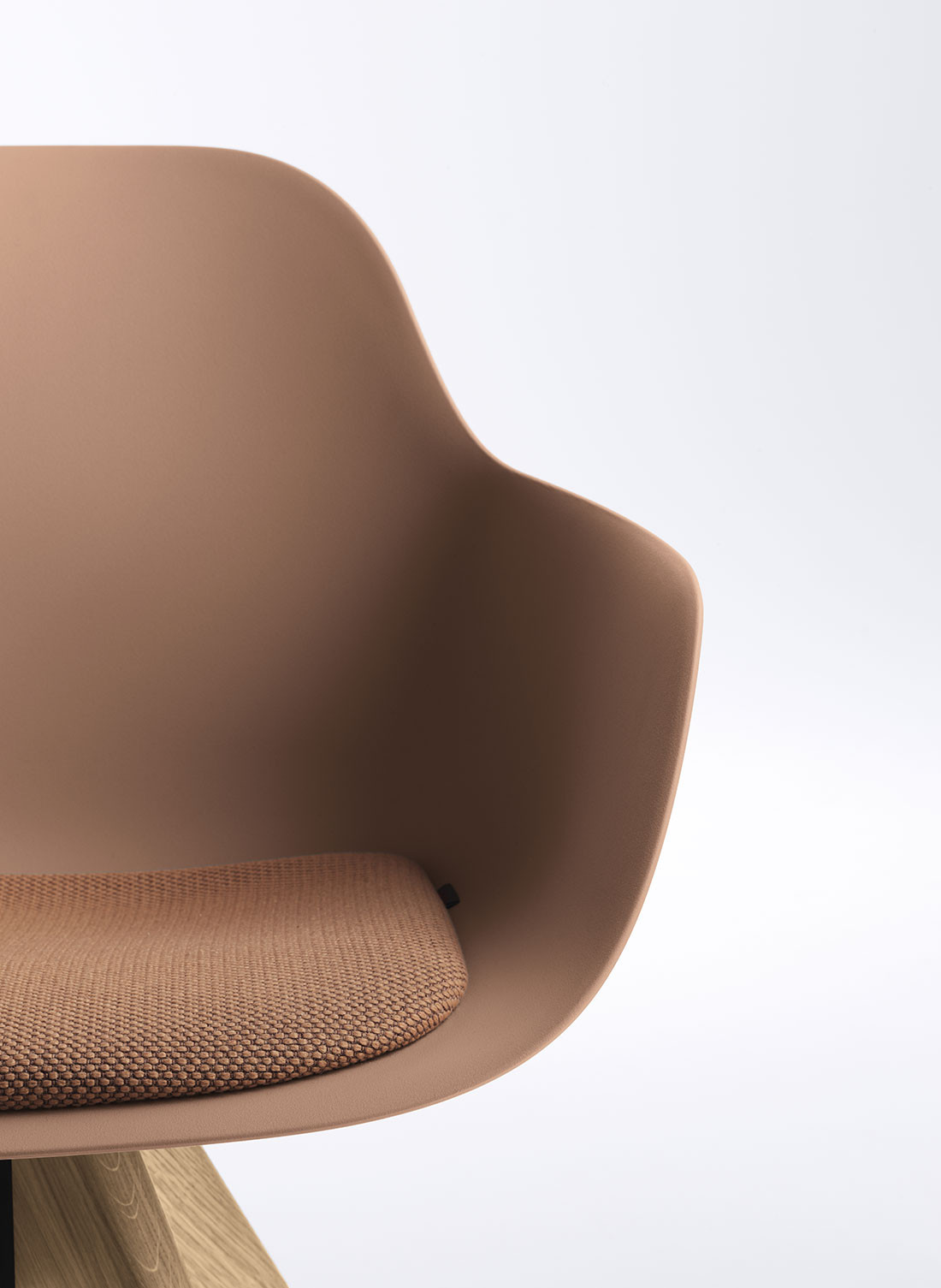 The striking form and comfort of the Pola Round collection | IndesignLive