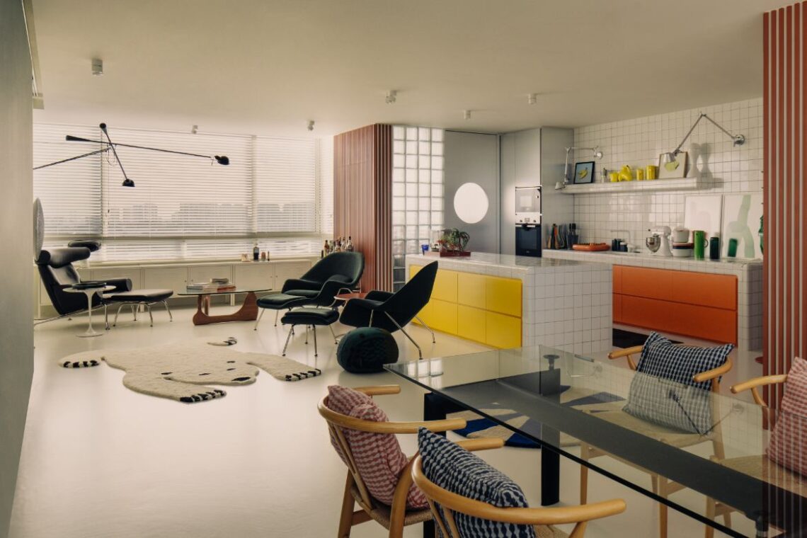 This Singaporean designer's home embraces Le Corbusier's colour theory ...