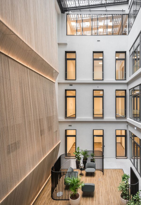 The function and charm of Kriskadecor’s chain link solutions | IndesignLive